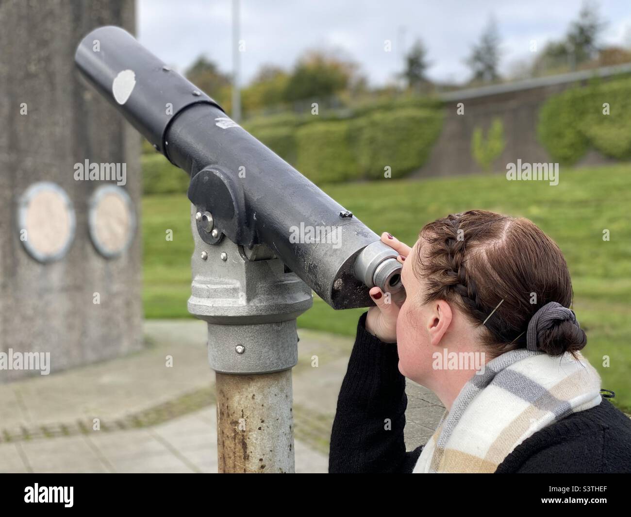 Person with telescope hi-res stock photography and images - Alamy