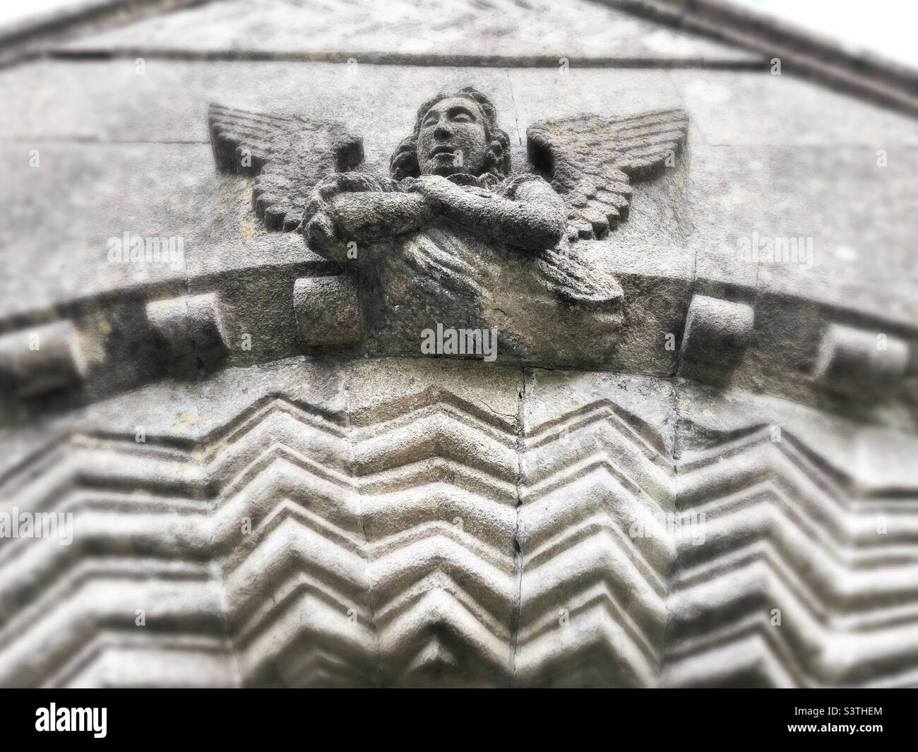 Stone angel face wings hi-res stock photography and images - Alamy