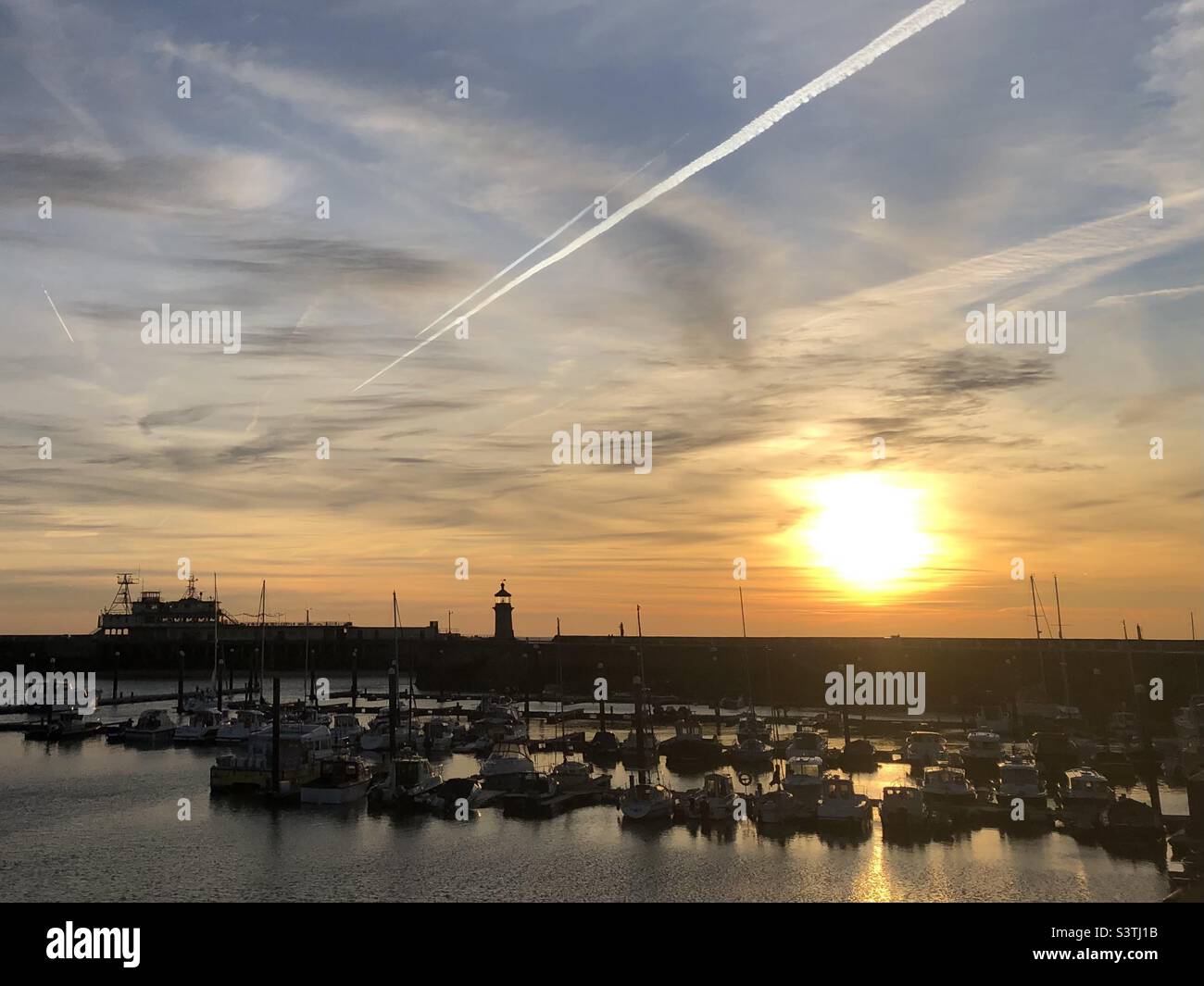 Marina sunrise hi-res stock photography and images - Alamy