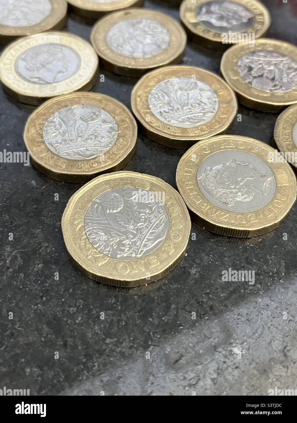 Gold one pound coins hi-res stock photography and images - Alamy