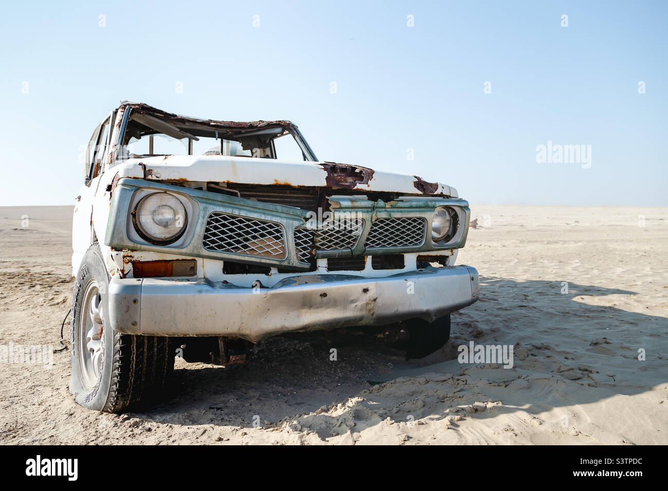 Old rusty car hi-res stock photography and images - Alamy