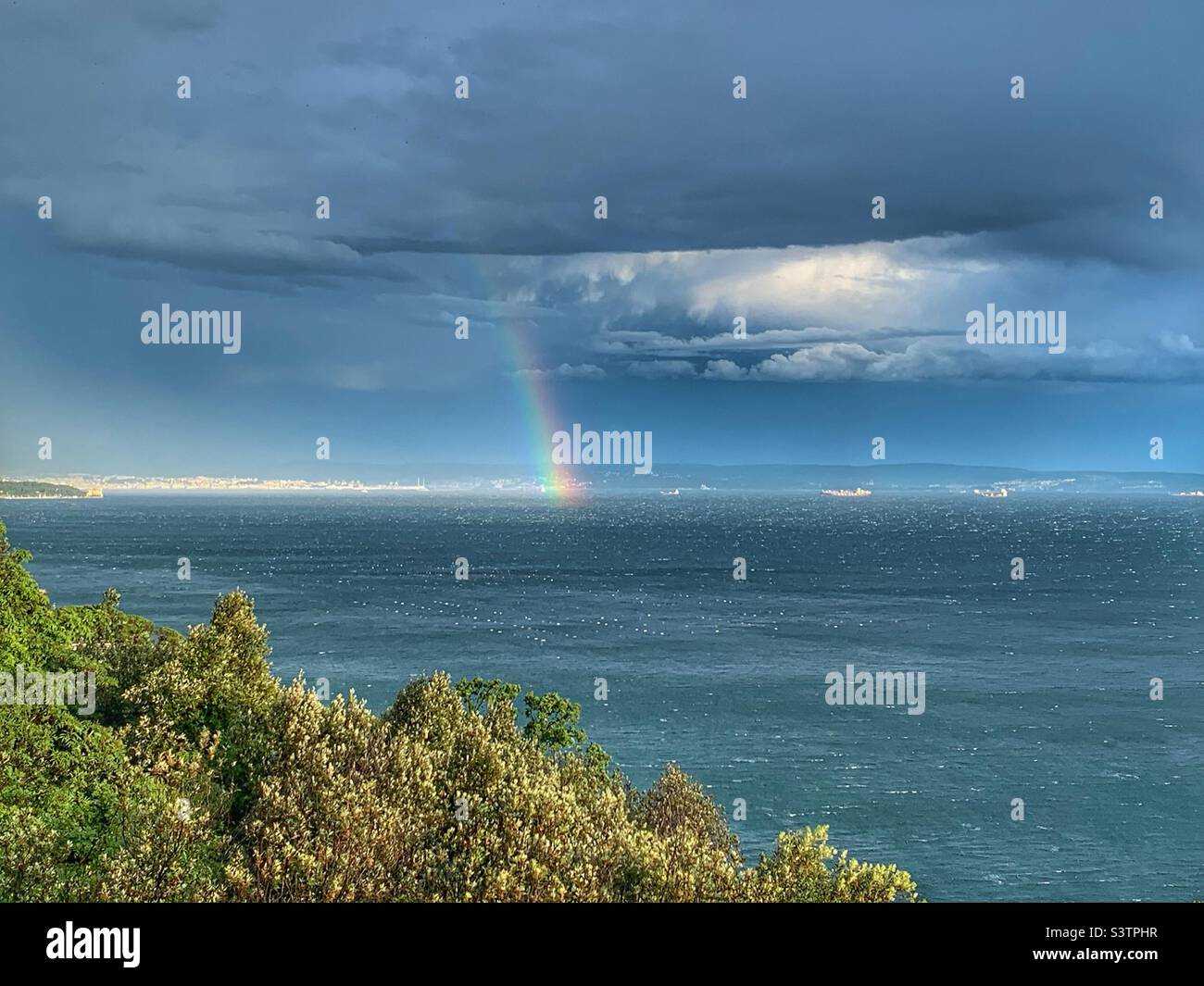 Rainbow ray of light hi-res stock photography and images - Alamy