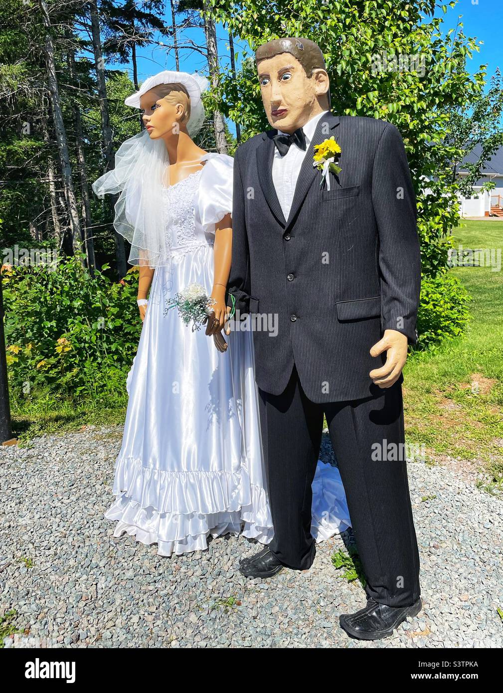 Roadside mannequin bride and groom Stock Photo - Alamy