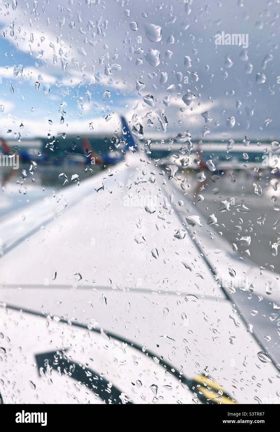 Airport window rain hi-res stock photography and images - Alamy
