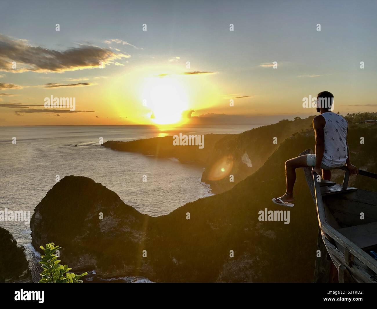 Man staring sunset hi-res stock photography and images - Alamy