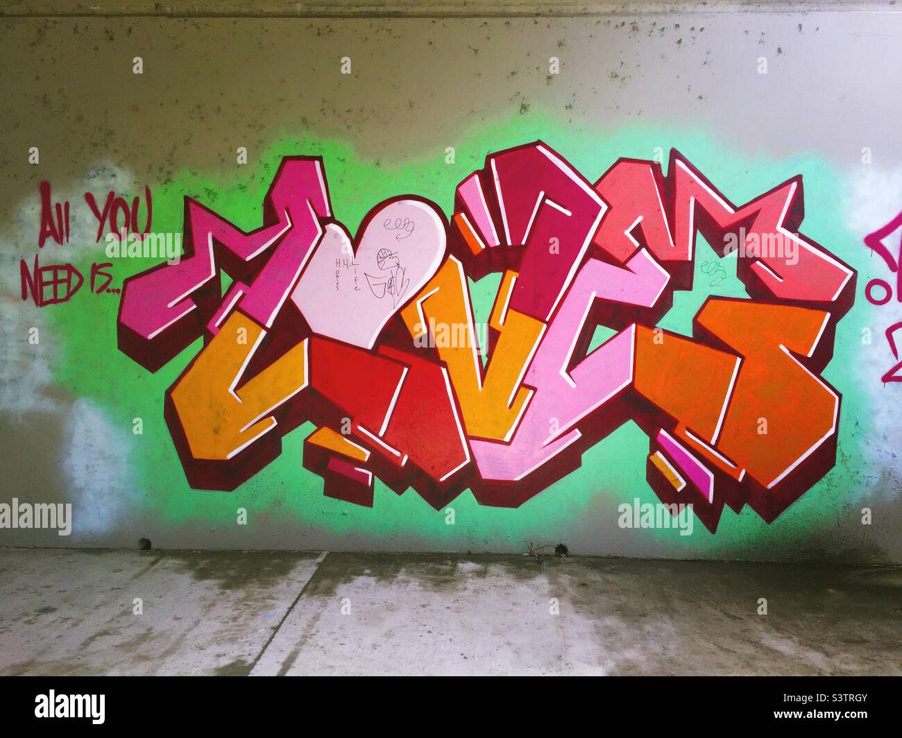 Love mural hi-res stock photography and images - Alamy