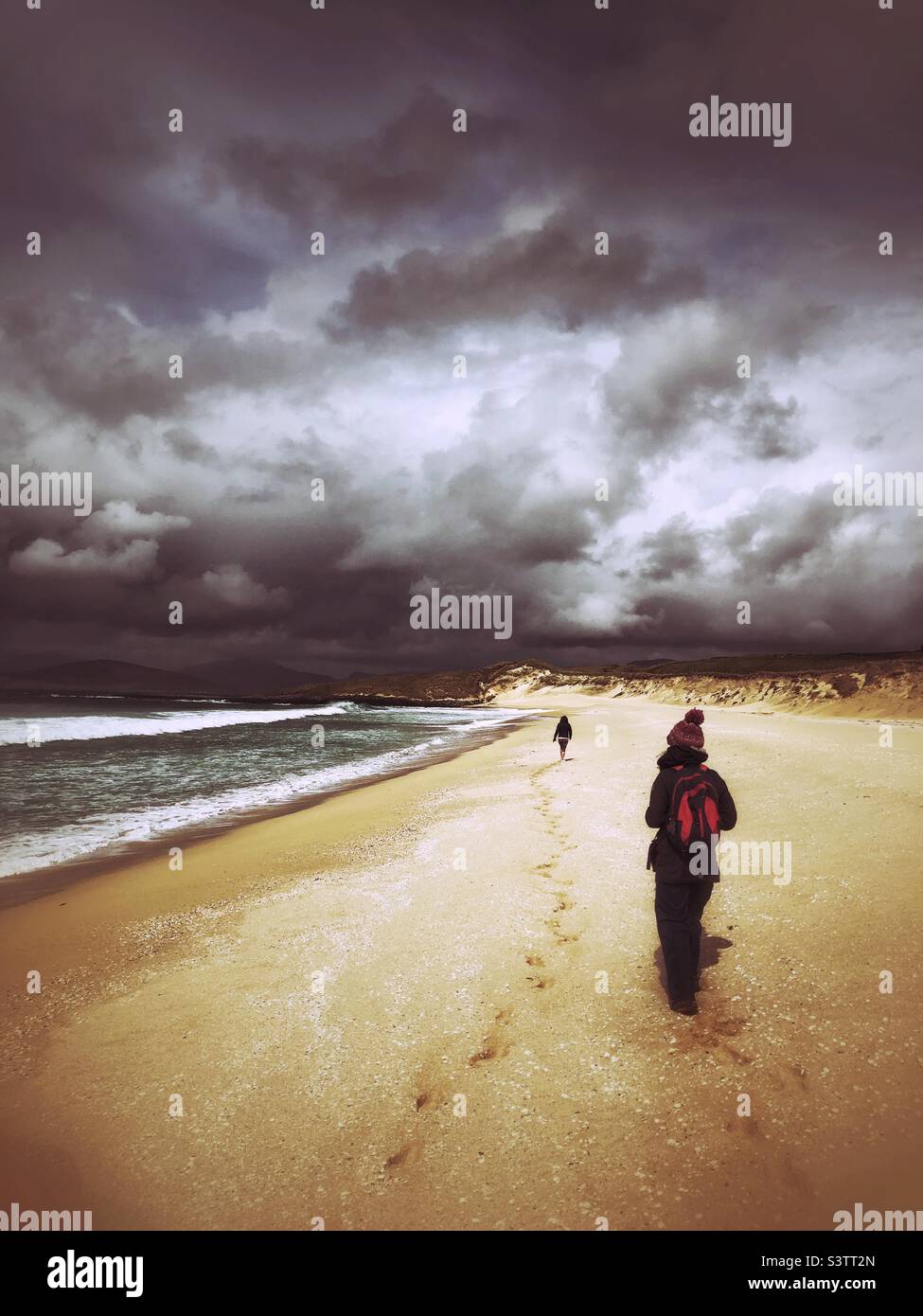 Walking on beaches hi-res stock photography and images - Alamy
