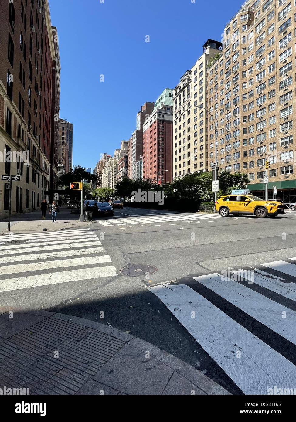 Center median on park avenue hi-res stock photography and images - Alamy