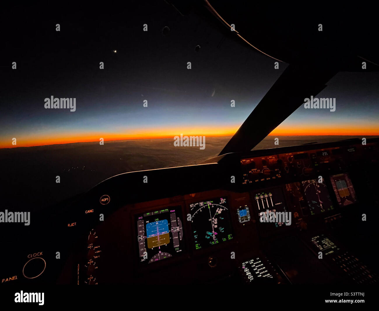 747 cockpit night hi-res stock photography and images - Alamy