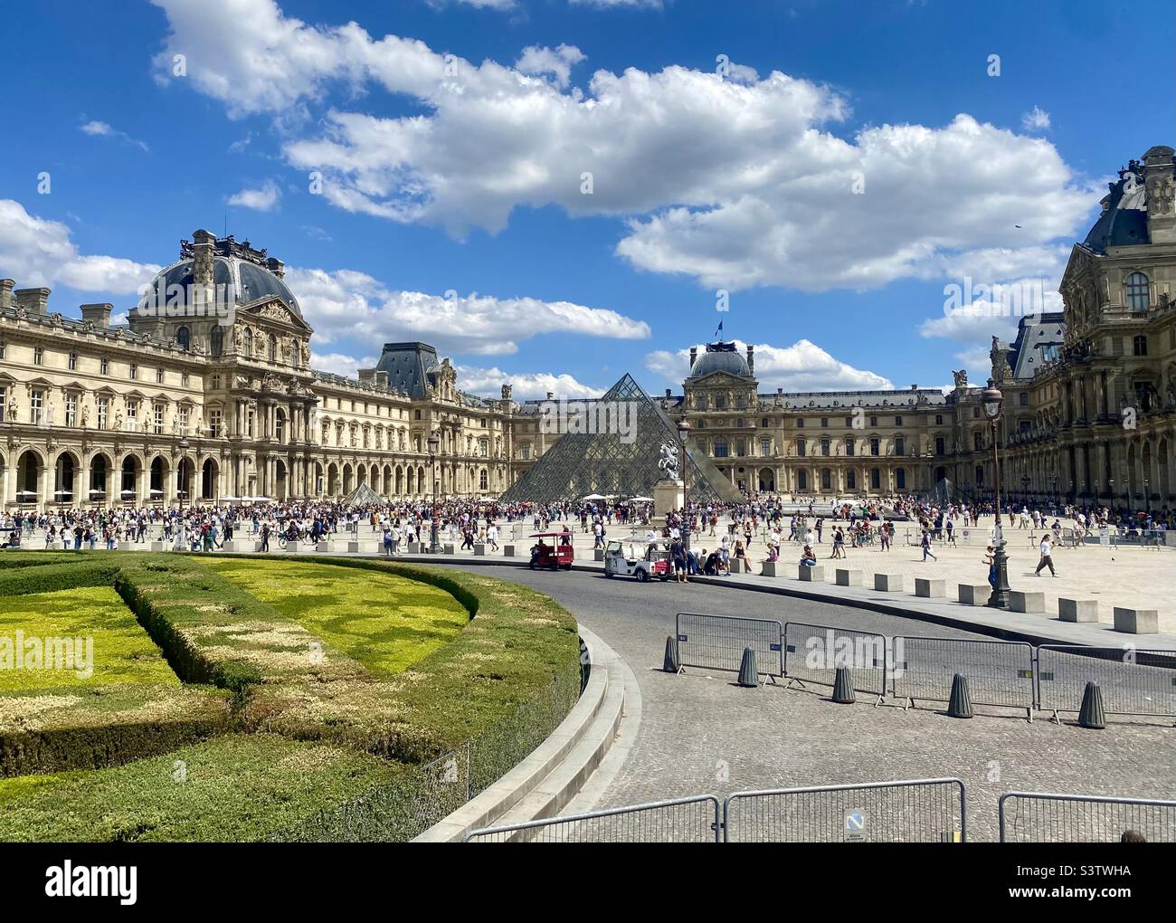 Louvre blue sky hi-res stock photography and images - Alamy
