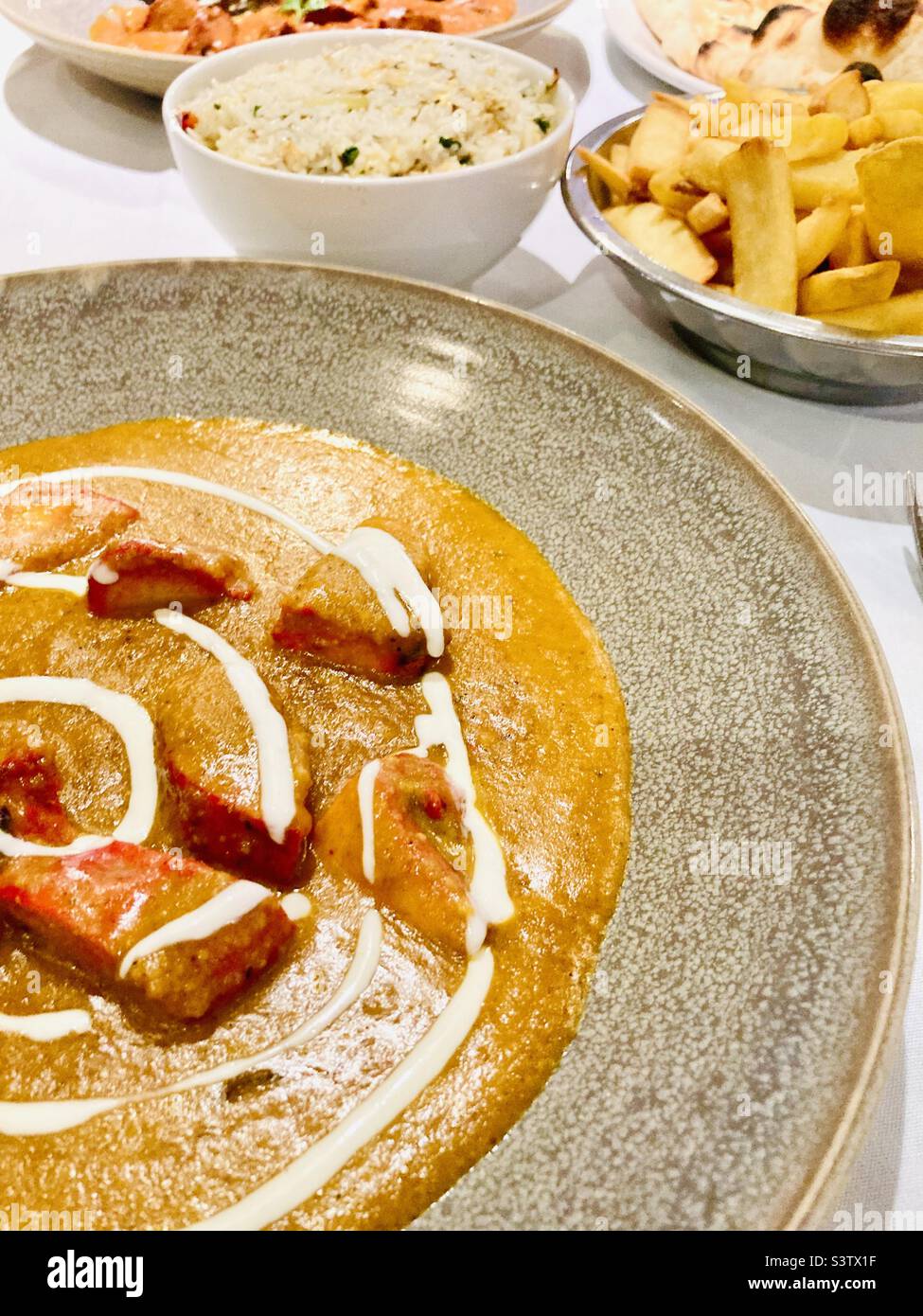 Indian creamy chicken korma curry hi-res stock photography and images ...