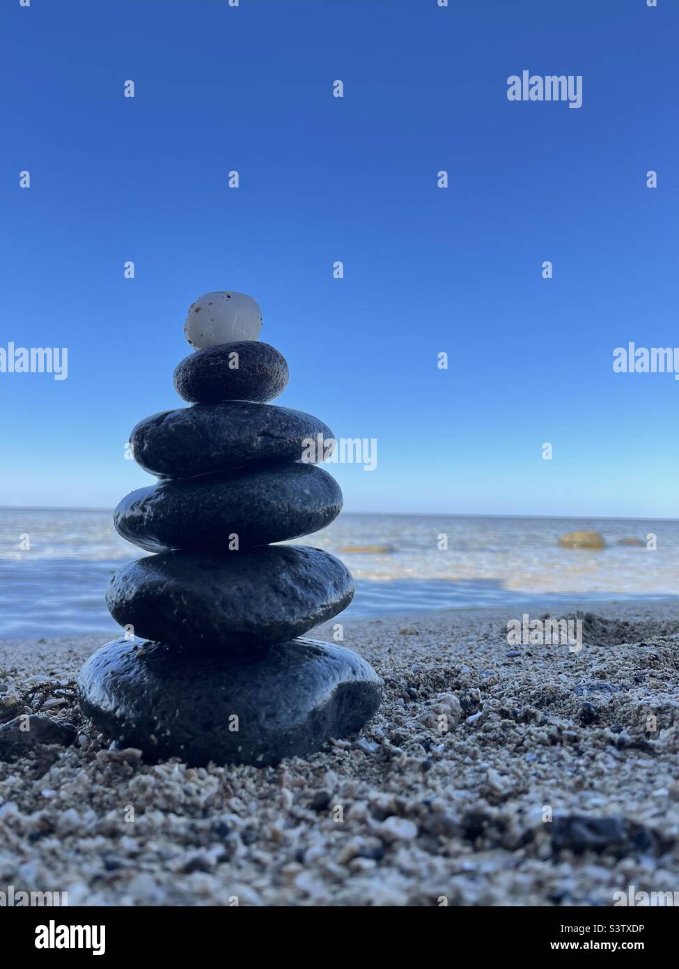 Rock balance hi-res stock photography and images - Alamy
