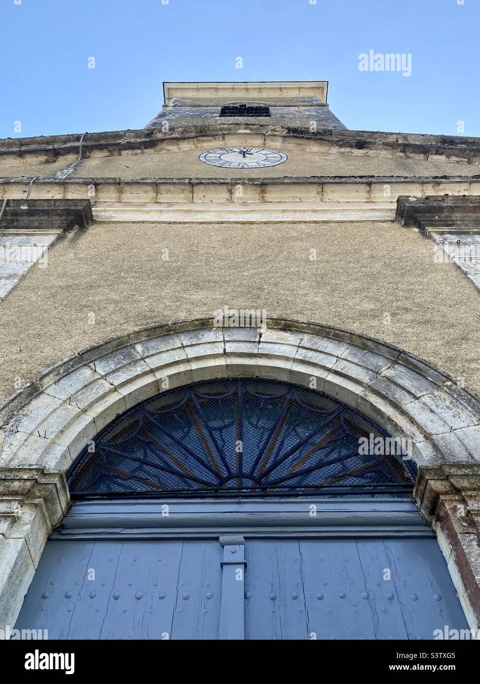 French church facade hi-res stock photography and images - Alamy