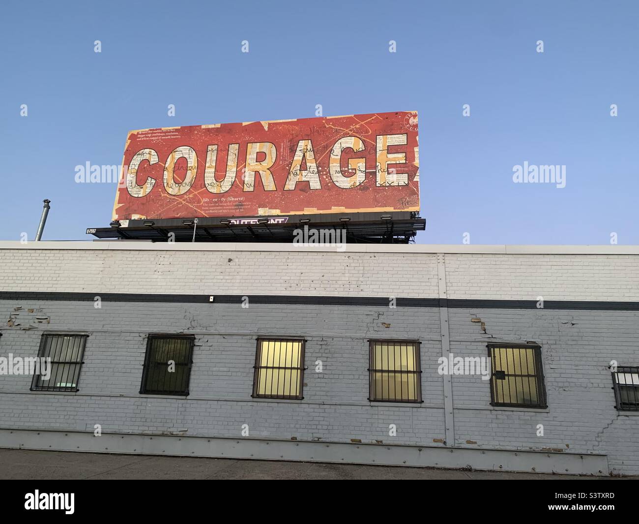 Courage sign hi-res stock photography and images - Alamy