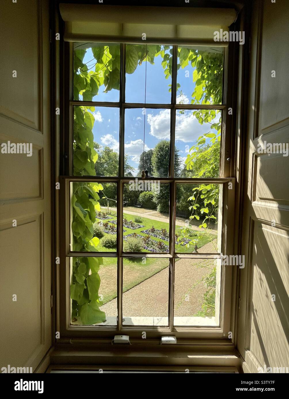 Shadow with sash window hi-res stock photography and images - Alamy