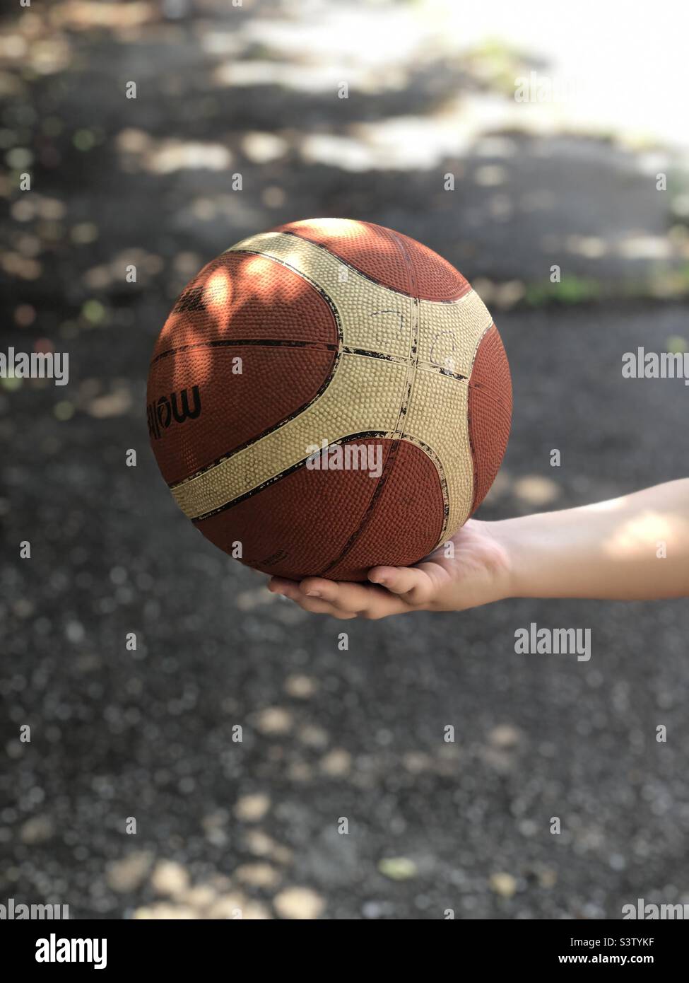 Hand holding basketball hi-res stock photography and images - Alamy