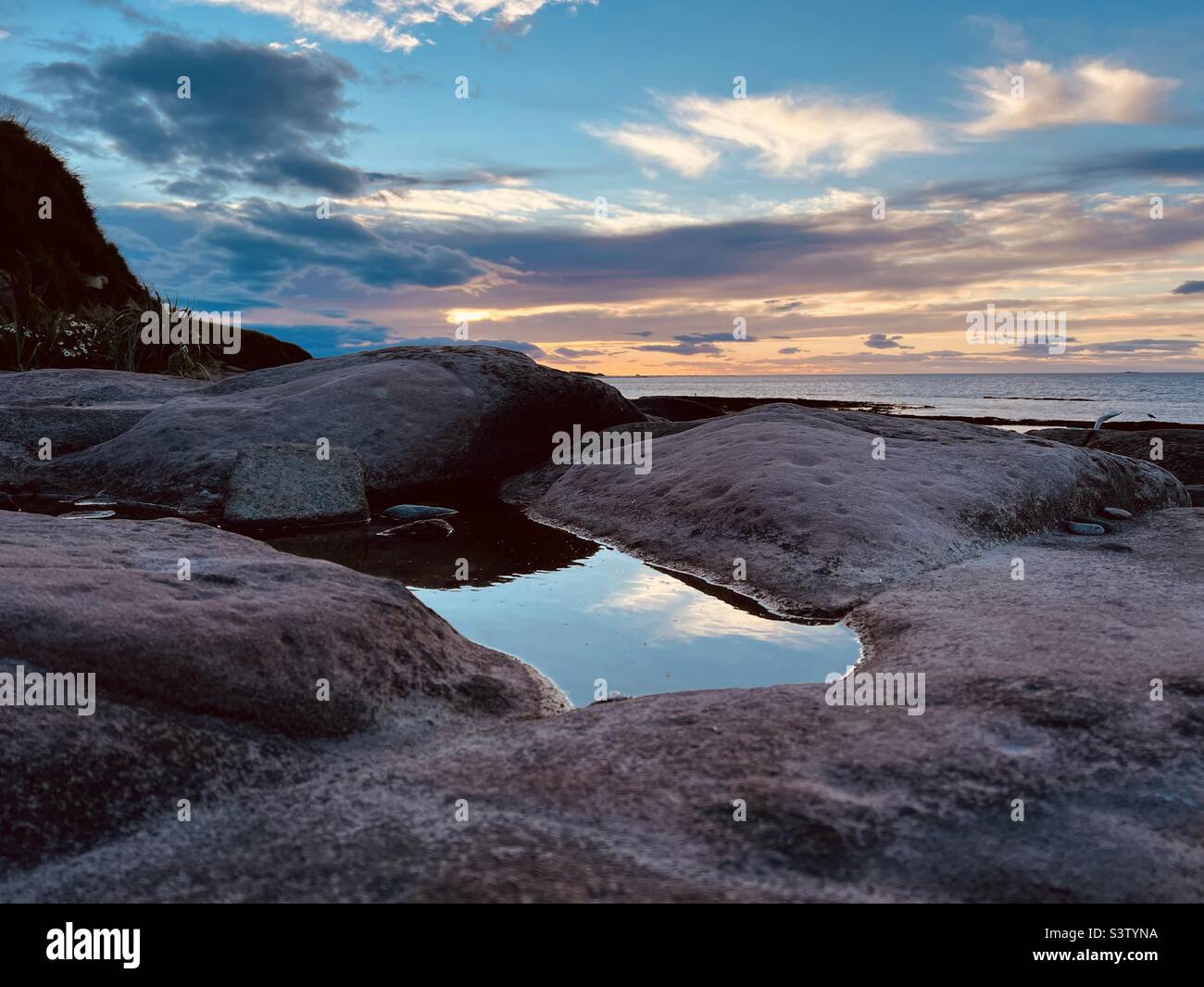 Rock pool and rocks hi-res stock photography and images - Alamy
