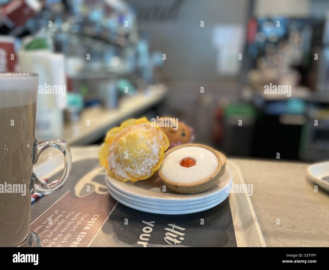 Coffee shop cakes and coffee hi-res stock photography and images - Alamy