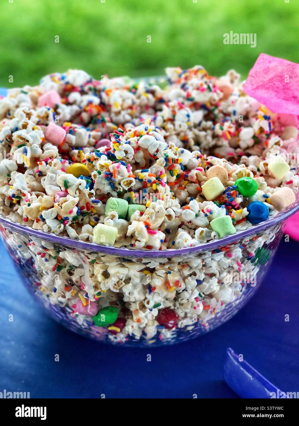 Pretty confetti hi-res stock photography and images - Alamy