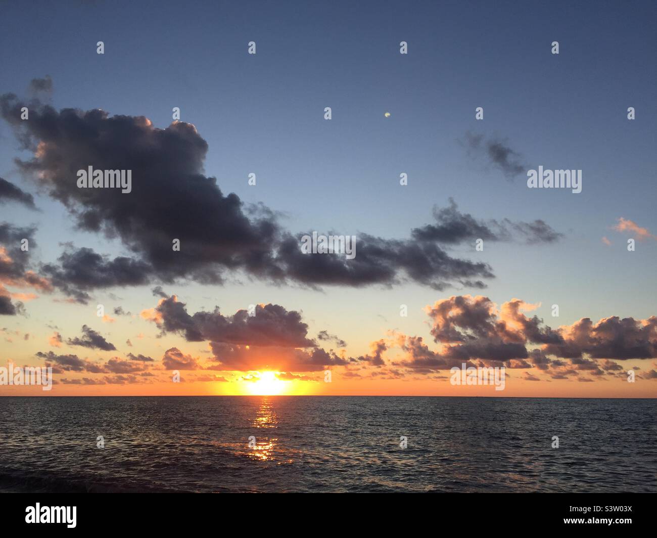 Sun and sea hi-res stock photography and images - Alamy