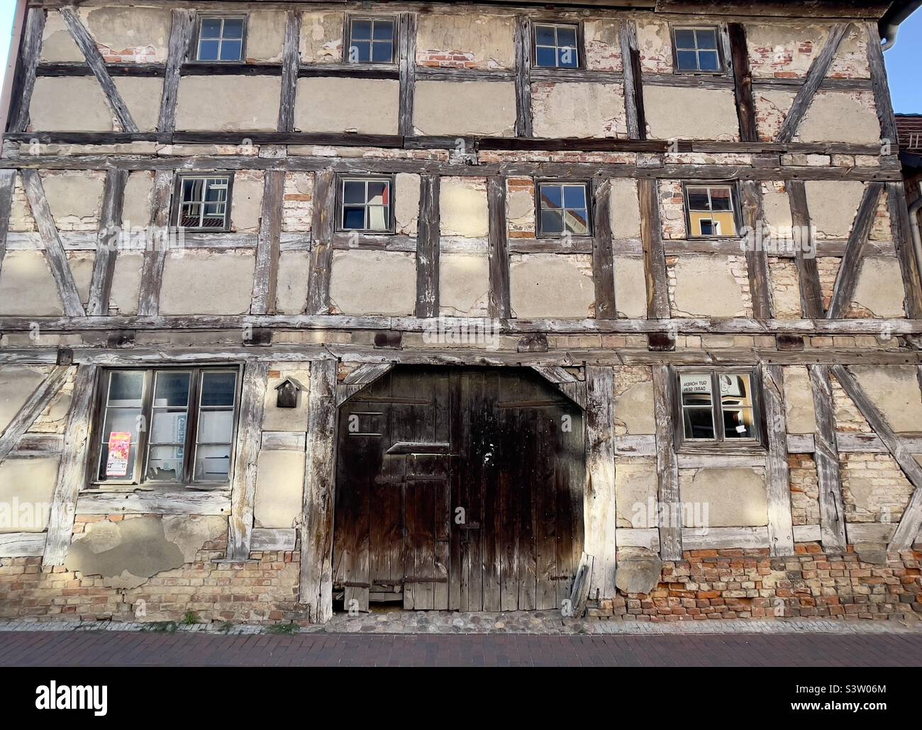 Worn down house hi-res stock photography and images - Alamy