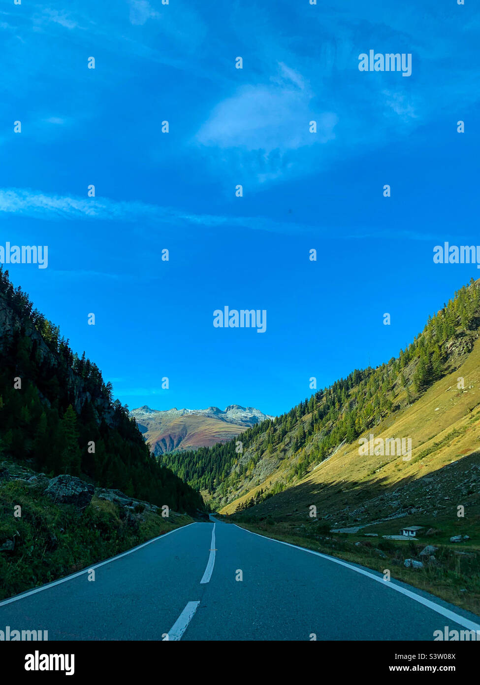 Blue sky greenery and road hi-res stock photography and images - Alamy