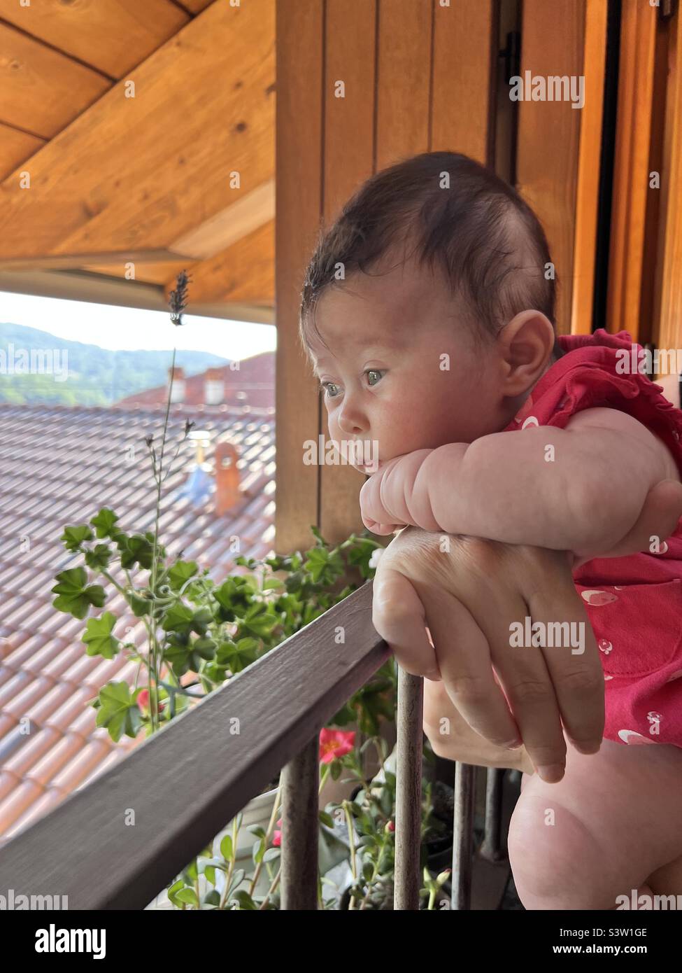 Newborn baby outside hi-res stock photography and images - Alamy