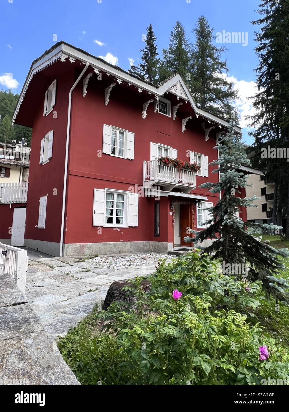 Red house home hi-res stock photography and images - Alamy