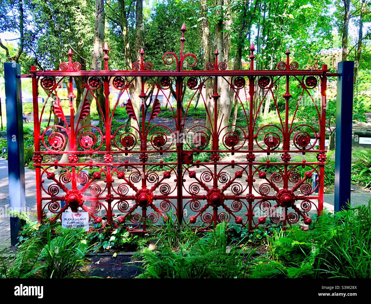 Red gates in garden hi-res stock photography and images - Alamy