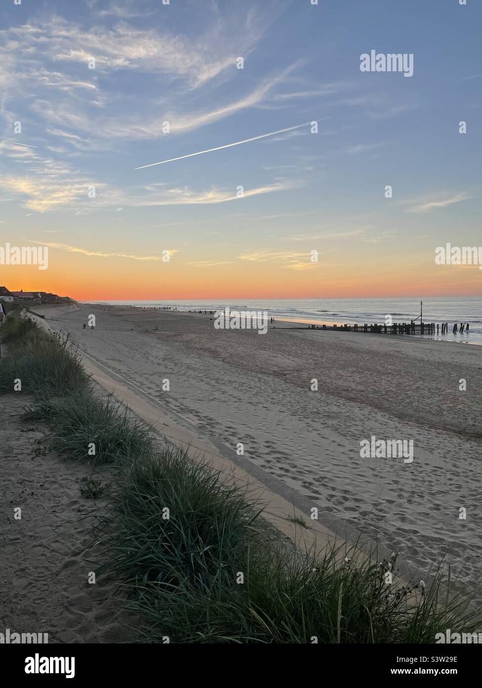 Blue green yellow red sunset hi-res stock photography and images - Alamy