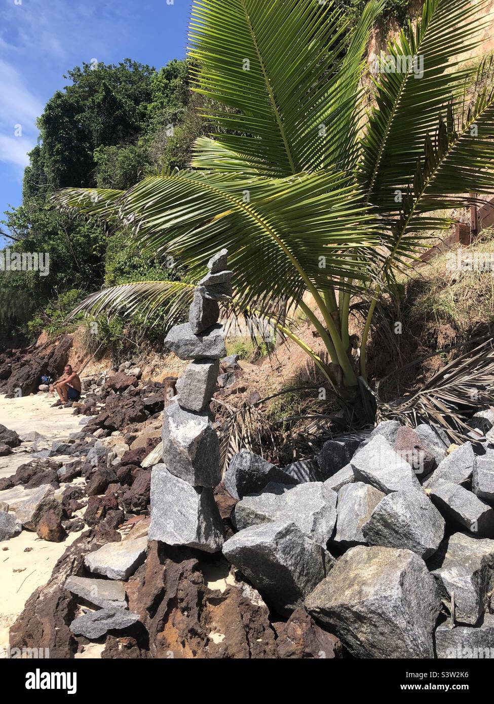 Balancing rocks on the beach Stock Photo - Alamy