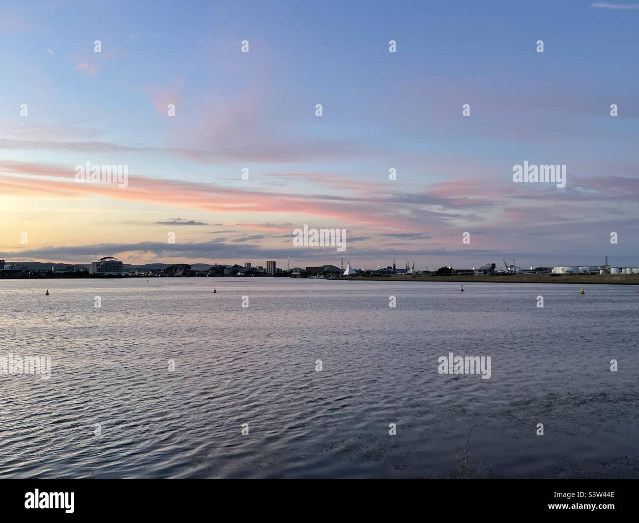 Cardiff bay blue sky hi-res stock photography and images - Alamy