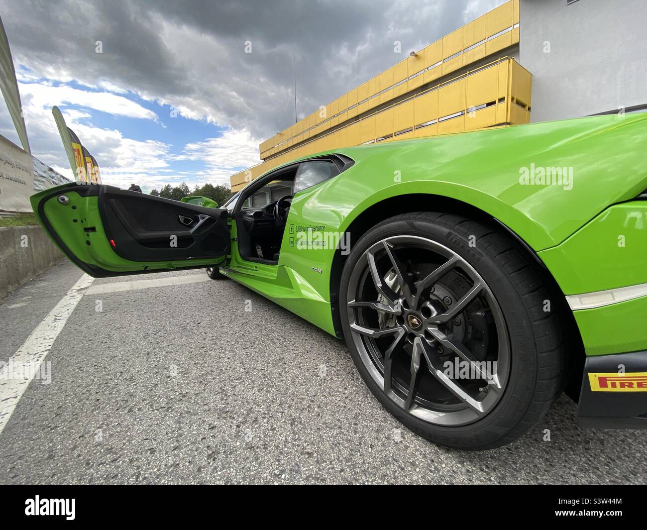 Lamborghini rim hi-res stock photography and images - Alamy
