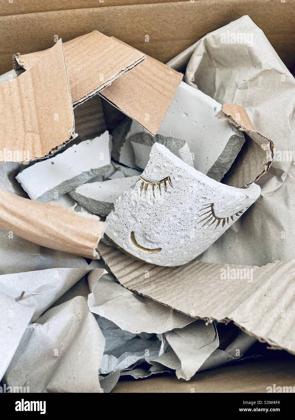 Broken pot hi-res stock photography and images - Alamy