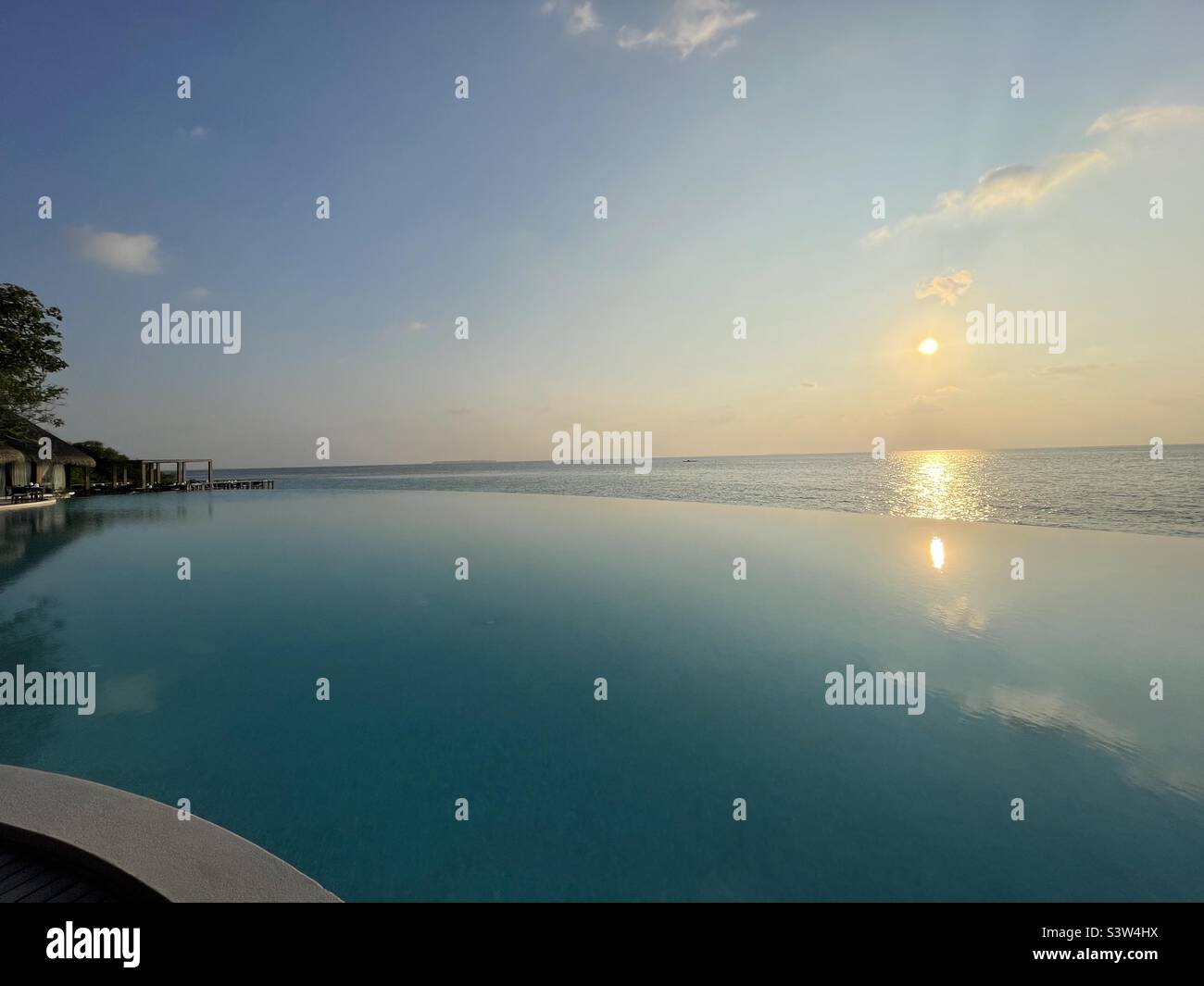 Infinity pool maldives hi-res stock photography and images - Alamy