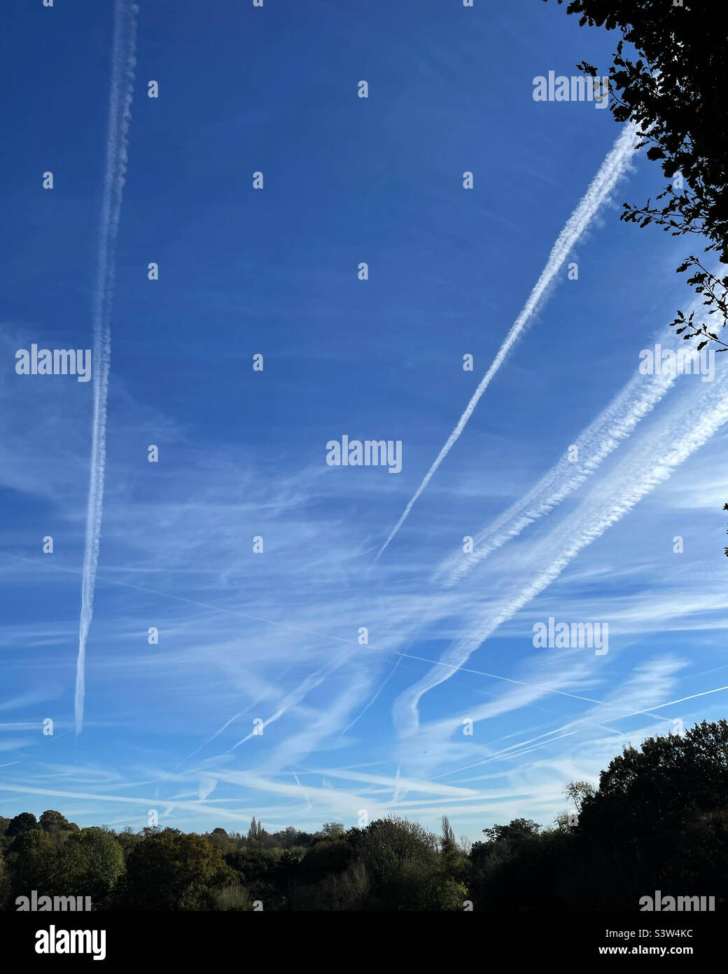Sky plane trails hi-res stock photography and images - Alamy