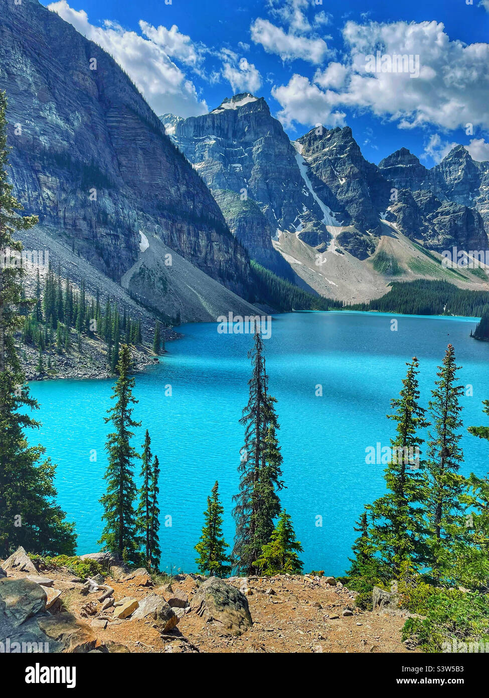 A beautiful blue water lake in the height of the mountains of Banff ...