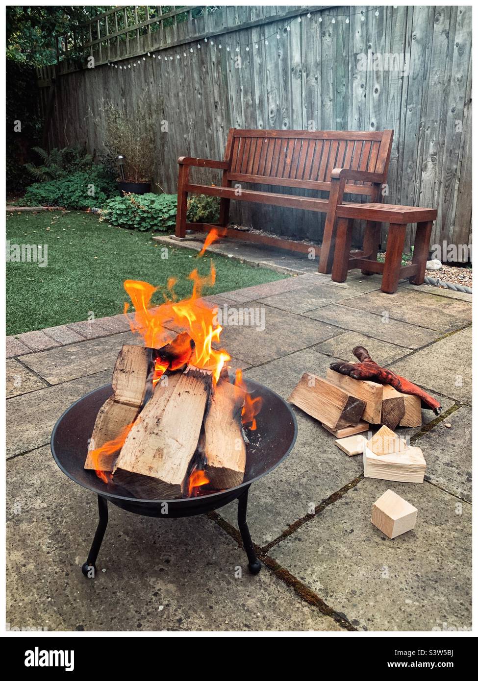 Fire pit garden hi-res stock photography and images - Alamy