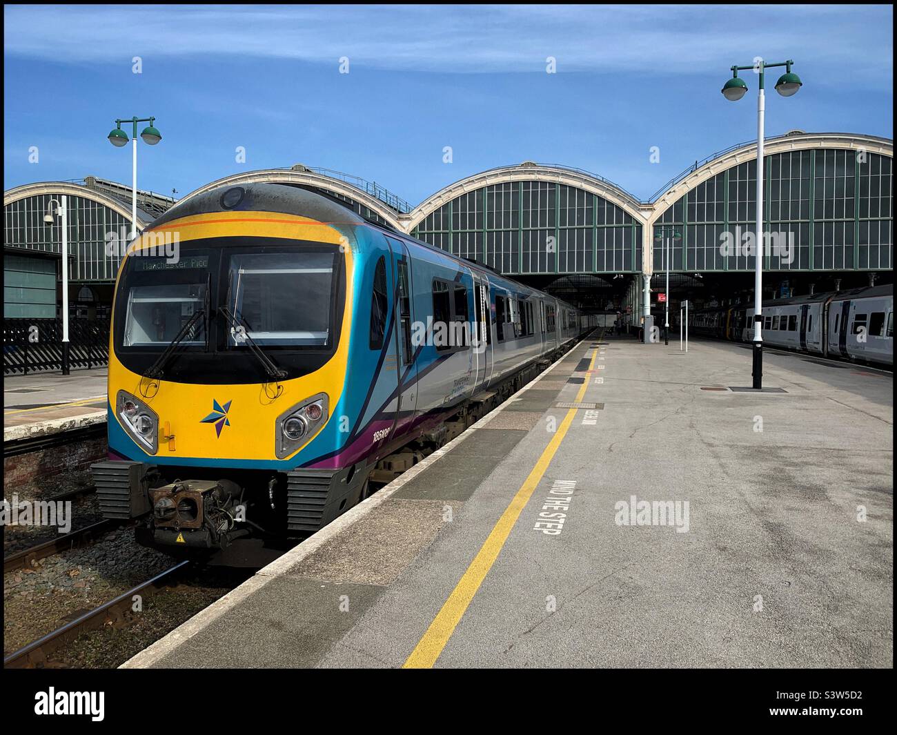 Train at Hull Station Stock Photo - Alamy