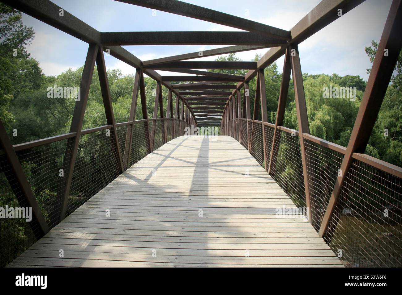Bridge with green trees hi-res stock photography and images - Alamy
