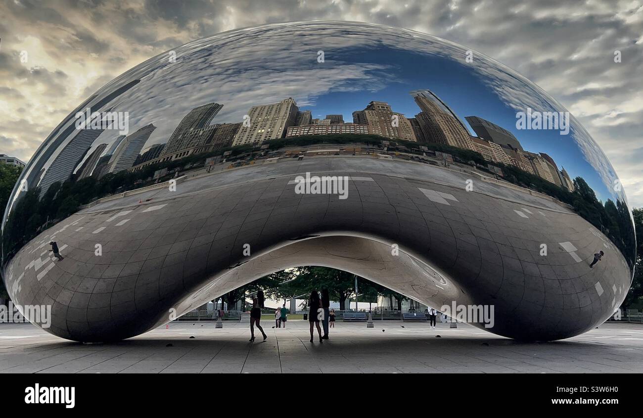 Chicago Skyline reflection in the Cloud Gate Stock Photo - Alamy