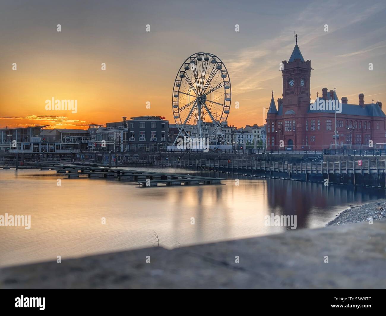 Cardiff bay ferris wheel hi-res stock photography and images - Alamy