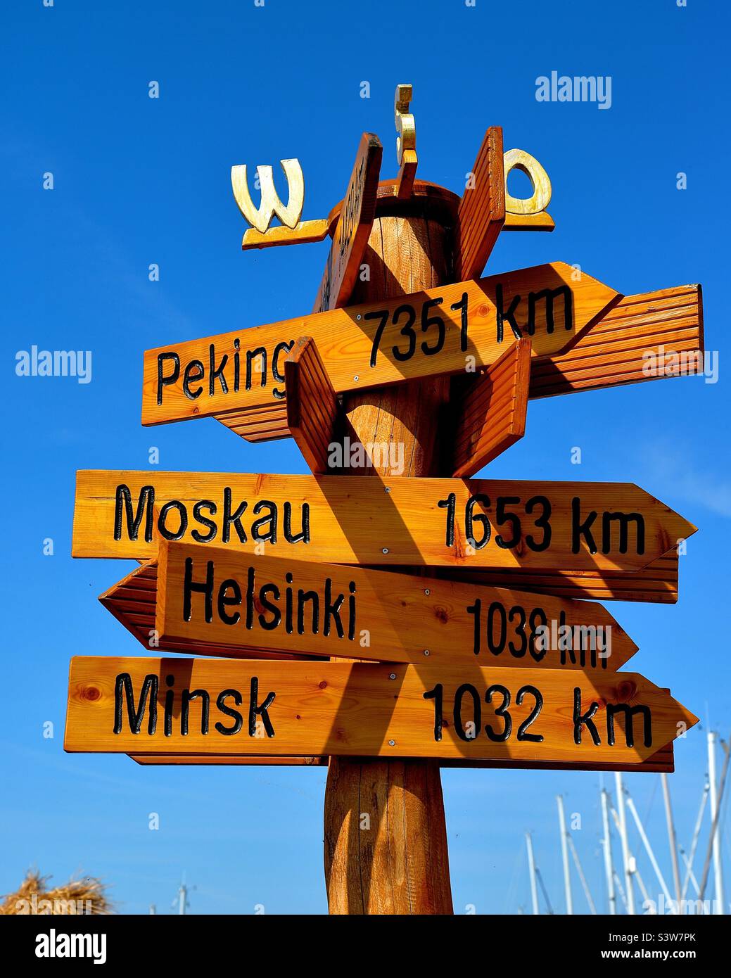 wooden sign showing distance from location to various cities Stock ...