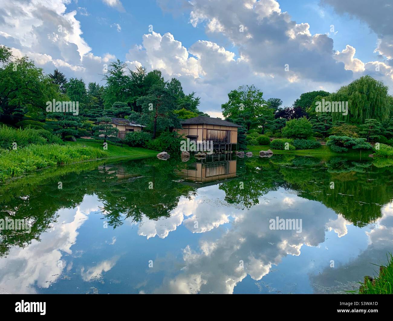 Reflections and mirror image hi-res stock photography and images - Alamy