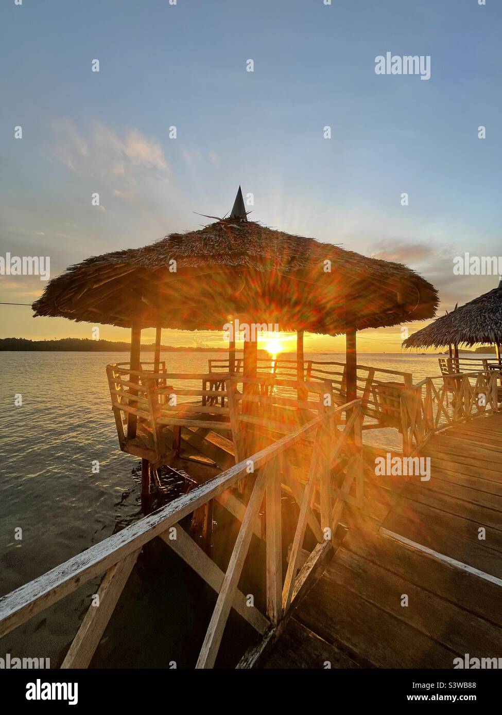Nice morning view of an empty seaside cottage in the pacific ocean ...