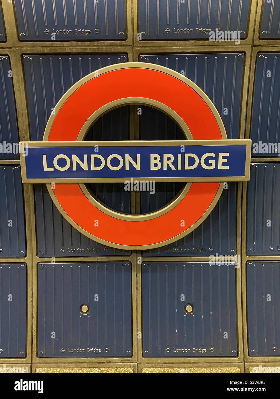London bridge underground hi-res stock photography and images - Alamy