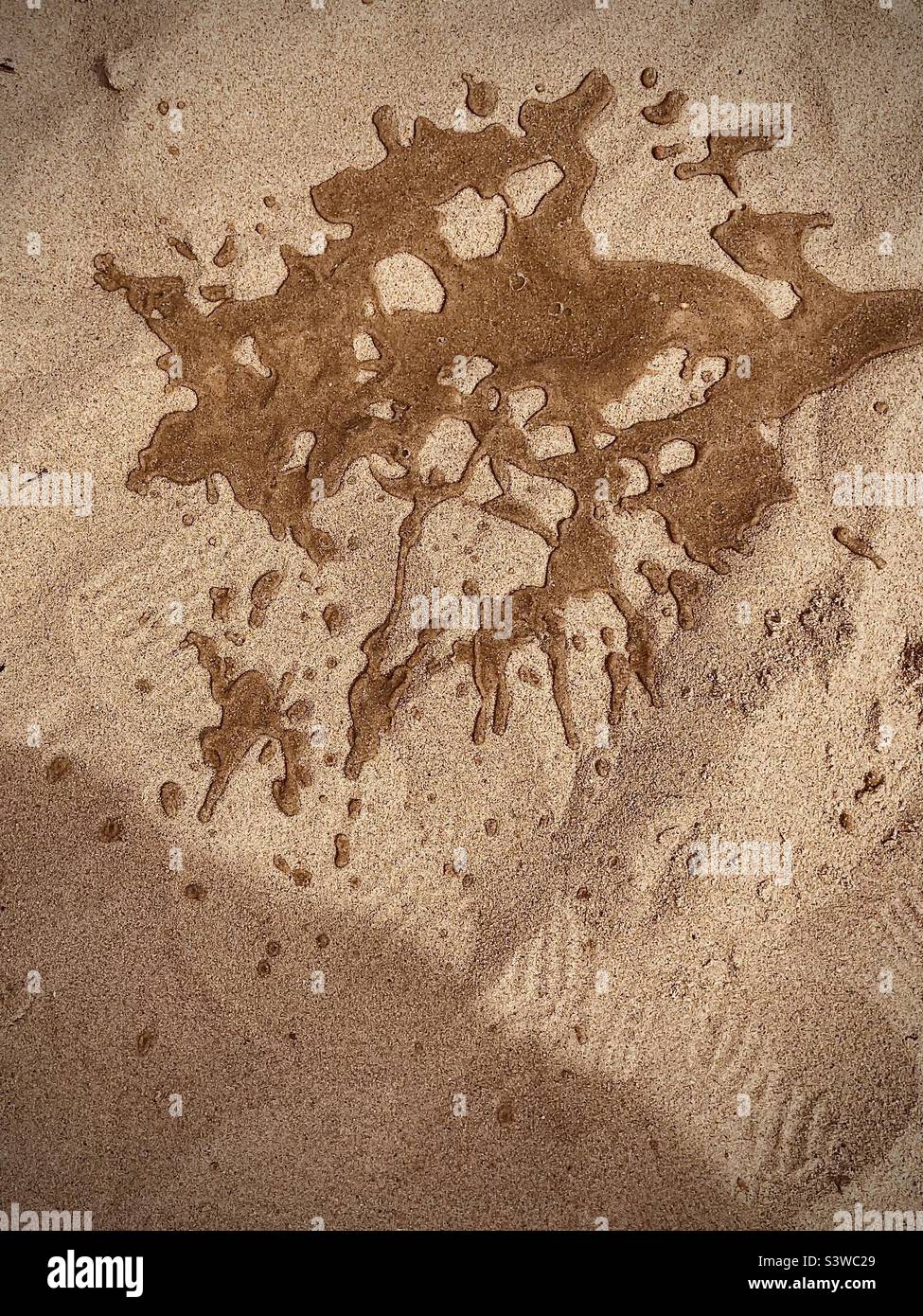 Wet sand shapes hi-res stock photography and images - Alamy