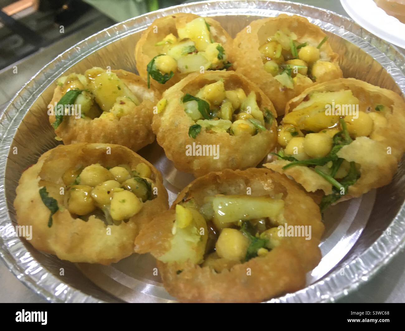 Traditional Pakistani Style Spicy Pani Puri (Gol Gappa Stock Photo - Alamy