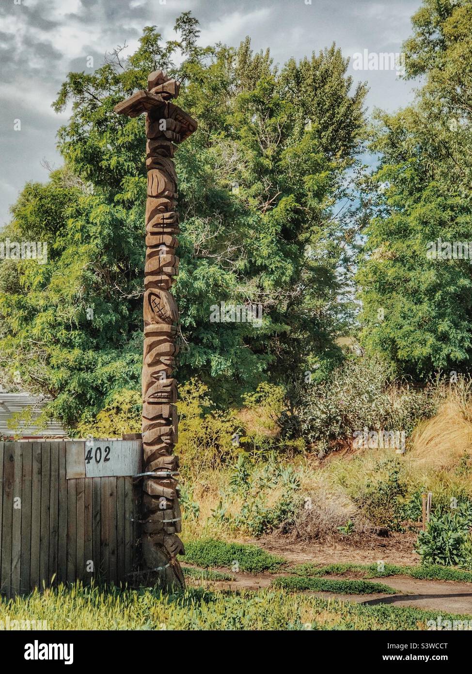 Totem pole at a residence in Eastern Washington town Stock Photo - Alamy