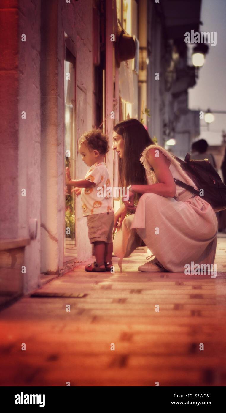 Window shopping with child Stock Photo - Alamy